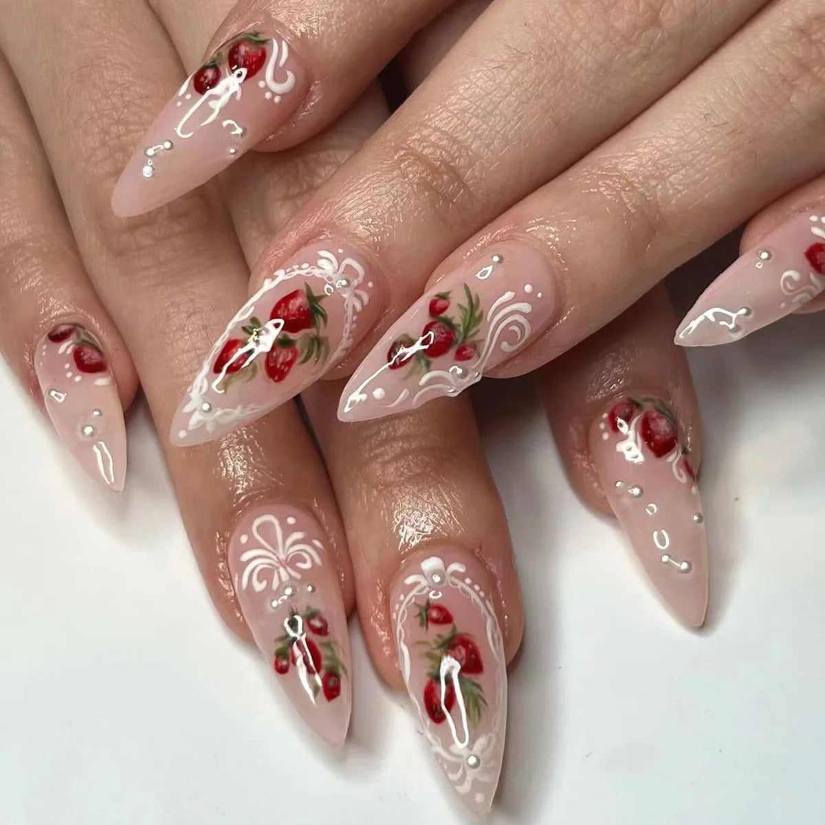 Elegant Floral Design Almond Shape Press-on Nails on Luulla